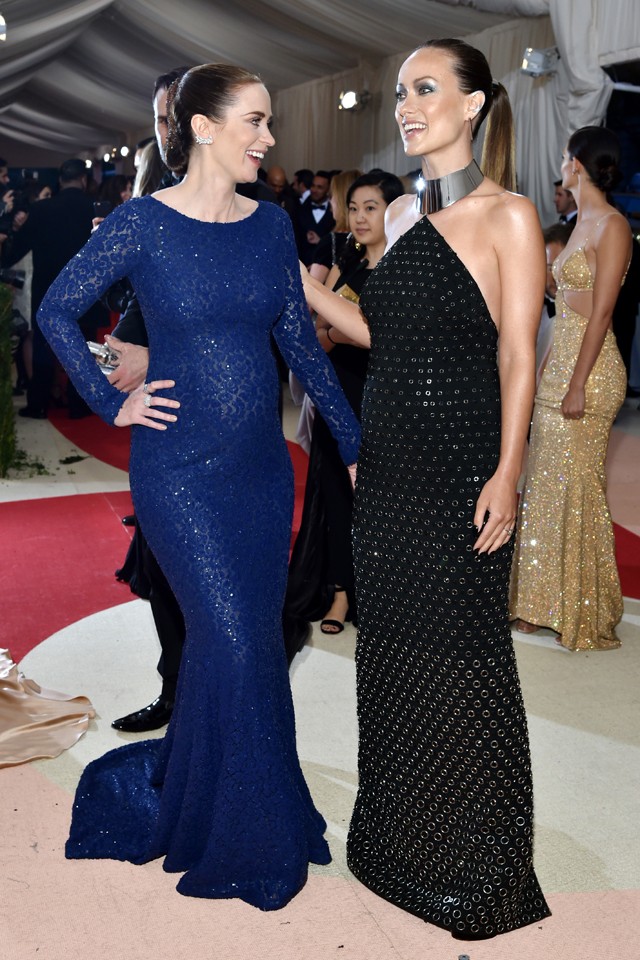 Várandós sztárok találkozás a Met gálán: Emily Blunt és Olivia Wilde ...