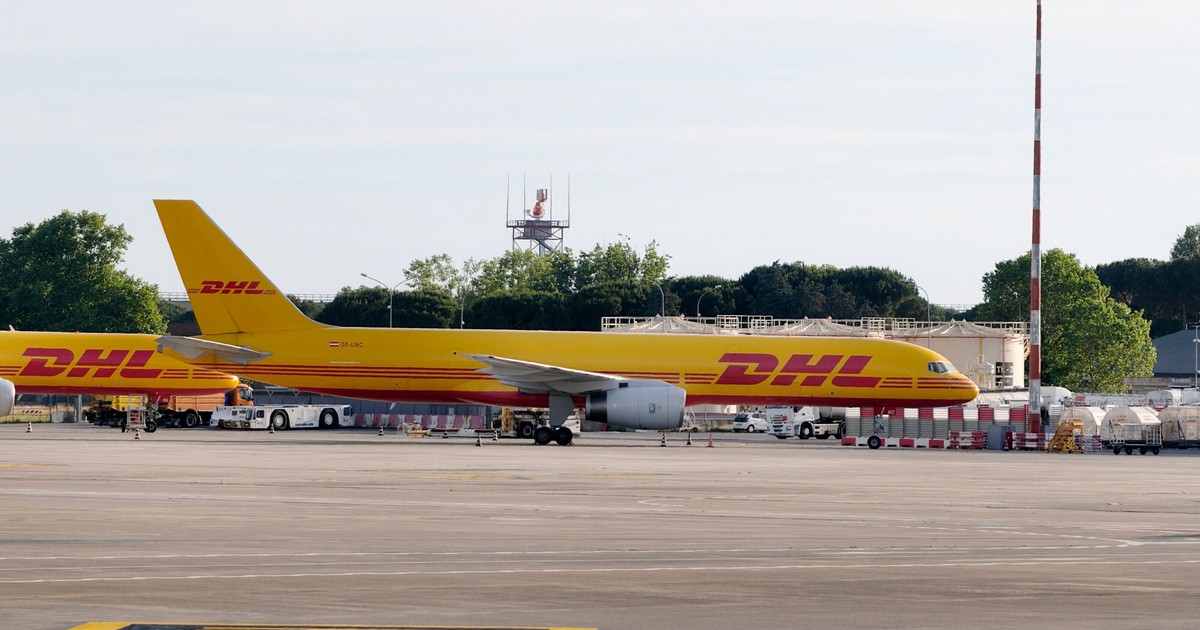 "Wysyłamy do USA". DHL Express odpowiada Poczcie Polskiej