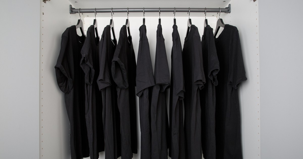 Kedvenc fekete ruháid kifakultak? Íme a filléres módszer, amivel ...