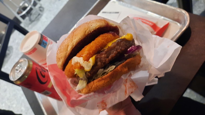 Burger Drwala kontra burger Rywala. Kto faktycznie zrobił to lepiej ...