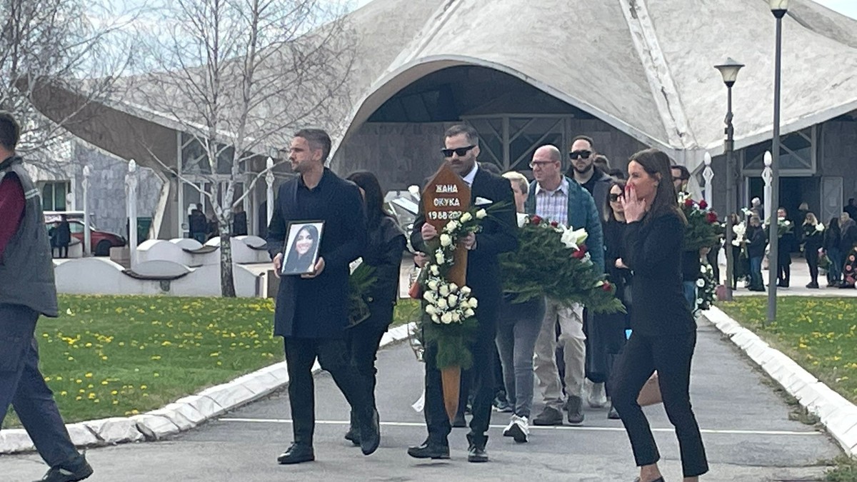 Krenula tužna povorka na groblju Orlovača: Tuga i muk na sahrani Žane Okuke (36) - Blic