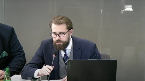 Jakub Osajda, były dyrektor w MSZ, zeznaje przed komisją ds. afery wizowej. Twierdzi, że jego ...
