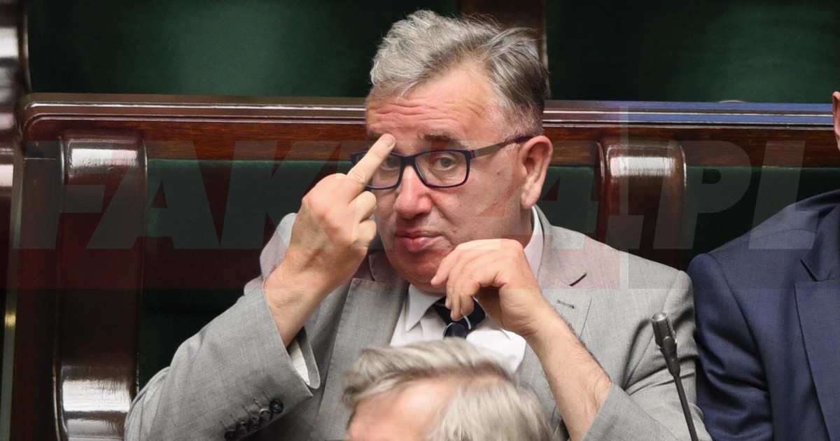 Pokazał środkowy palec w Sejmie, kara go ominie Pokazał środkowy palec w Sejmie, kara go ominie