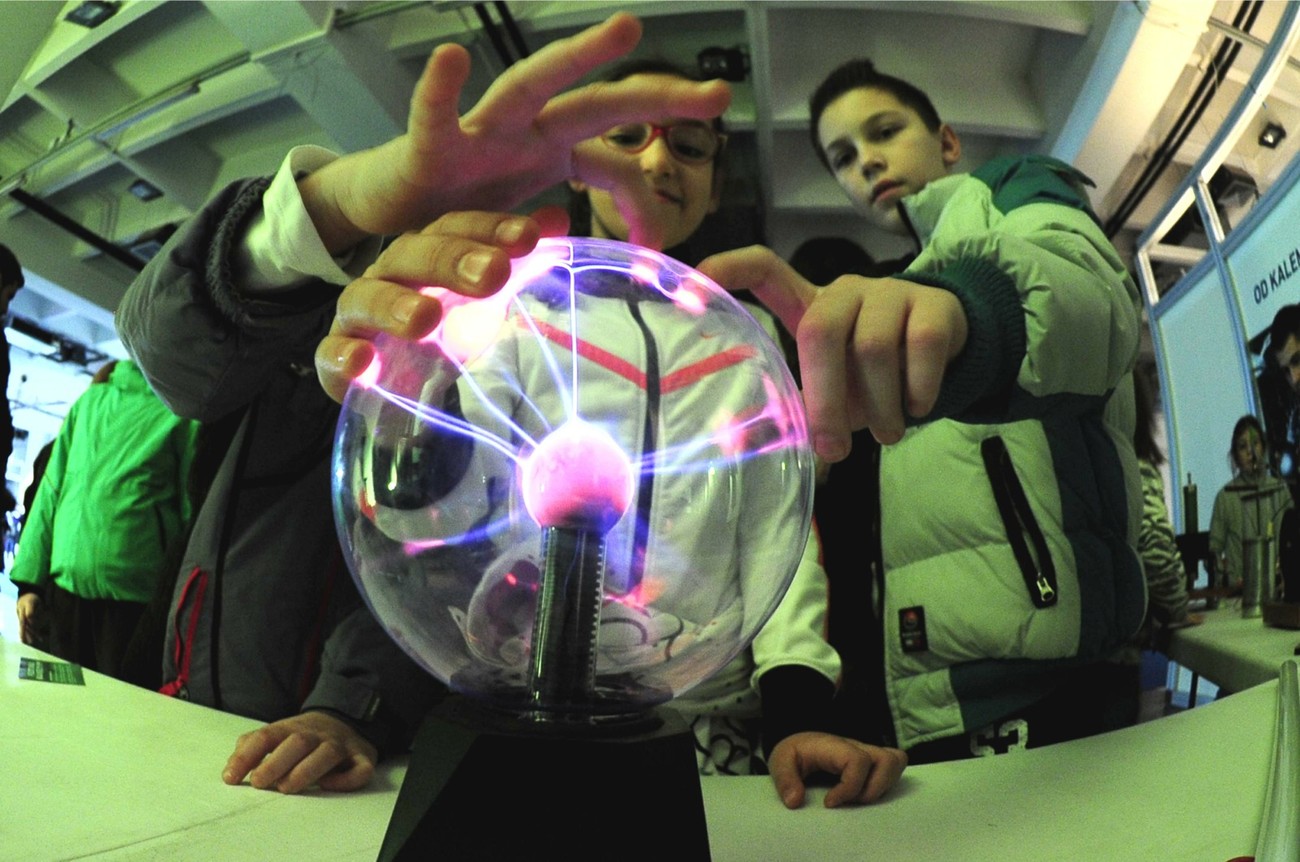 FESTIVAL NAUKE Kako boja nastaje iz kupusa i kako gudi Teslin kalem - Blic