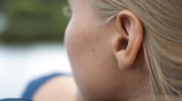 Czyrak - przyczyny, objawy, leczenie, domowe sposoby. Jak usunąć czyraka?