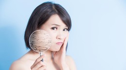 Czyrak - przyczyny, objawy, leczenie, domowe sposoby. Jak usunąć czyraka?