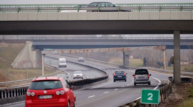 Kamionnak csapódott egy személyautó az M1-esen - Blikk
