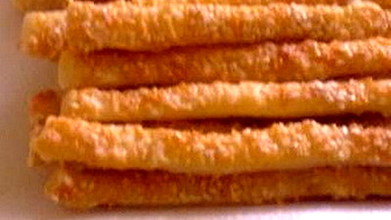 Sokáig elálló ropi: Csak összekevered, pihenteted, vékonyra vágod és ...