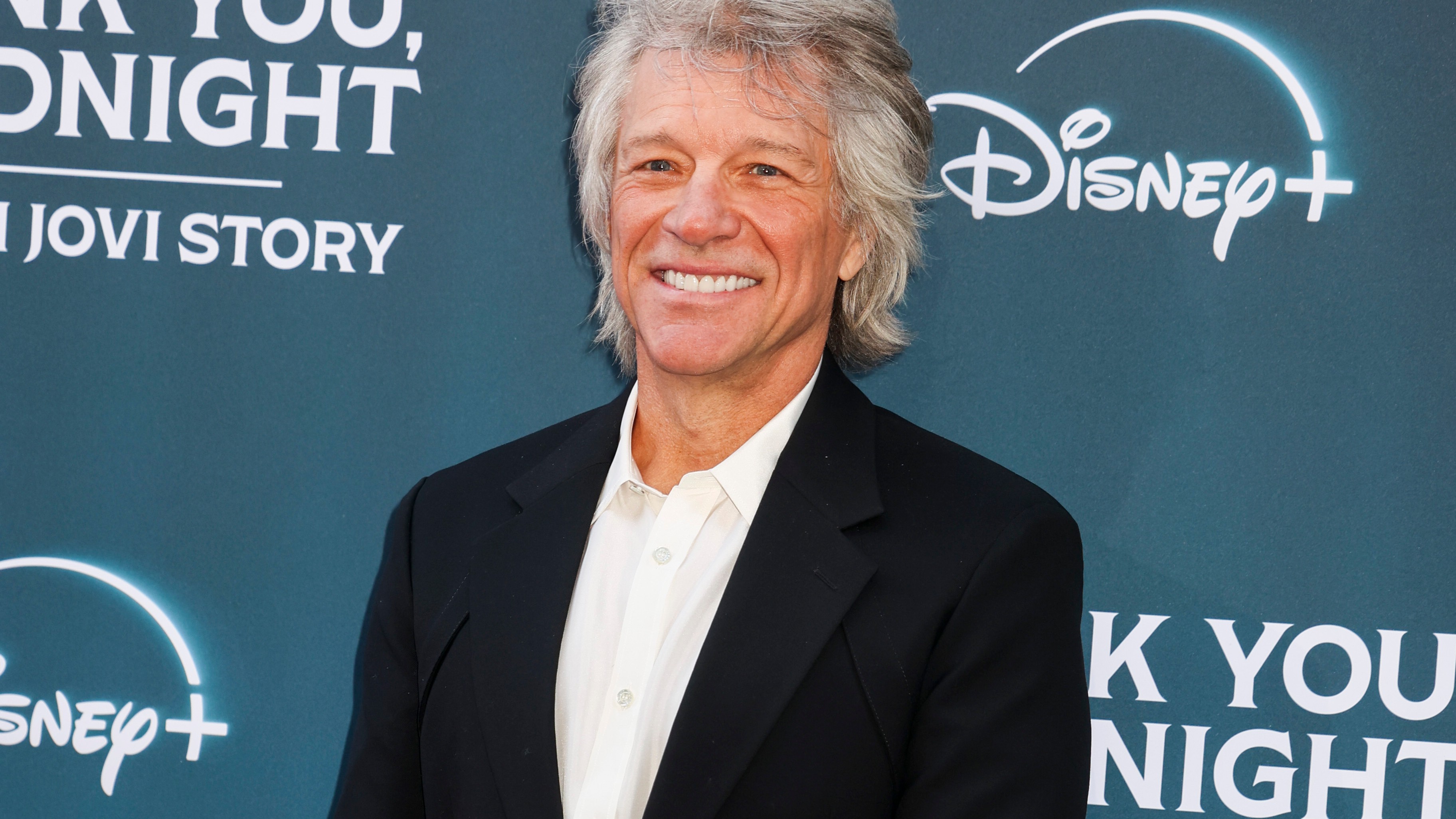 Jon Bon Jovi a Stranger Things sorozat 20 éves sztárjával ment nászútra ...
