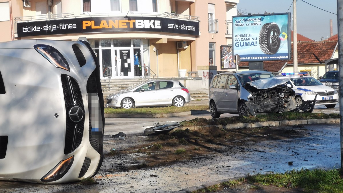 JEZIVE SCENE NA PUTU U ČAČKU Teška saobraćajna nesreća, jedno vozilo SMRSKANO, drugo prevrnuto ...