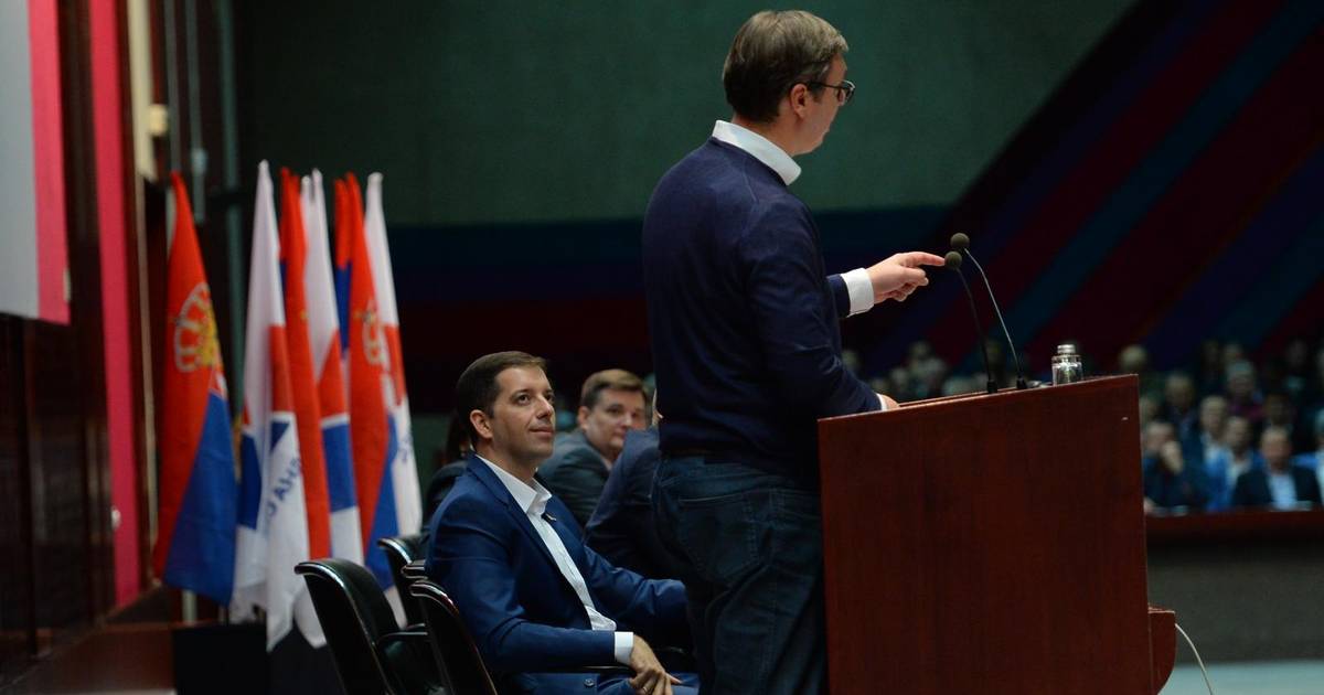 Nađite sebi nekoga ko će vas gledati kao što Đurić gleda Vučića Noizz Nađite sebi nekoga ko će vas gledati kao što Đurić gleda Vučića Noizz