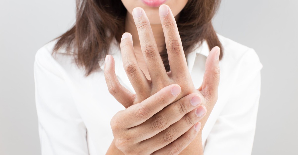 Palec trzaskający - przyczyny, objawy, leczenie