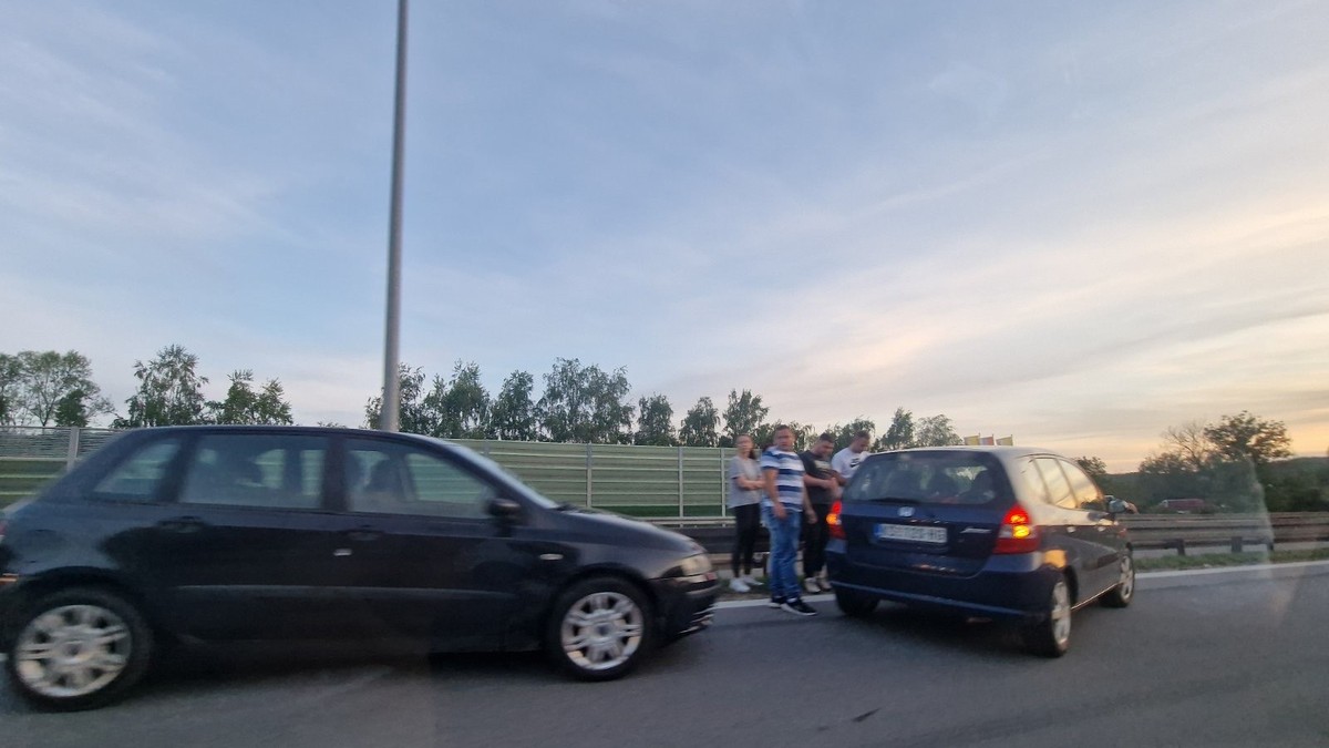 Nesreća kod naplatne rampe za Beograd : Sudarila se dva automobila - Blic