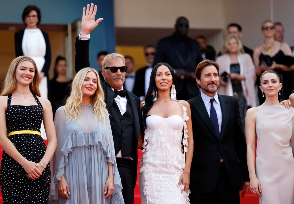 Sienna Miller w Cannes z młodszym partnerem i córką. Promieniała ...