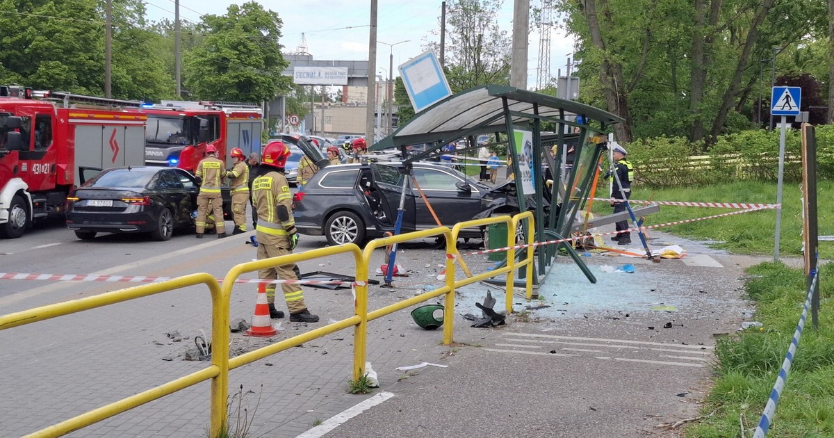 Koszmarny wypadek w Gdyni. Rozpędzone auto wbiło się w przystanek
