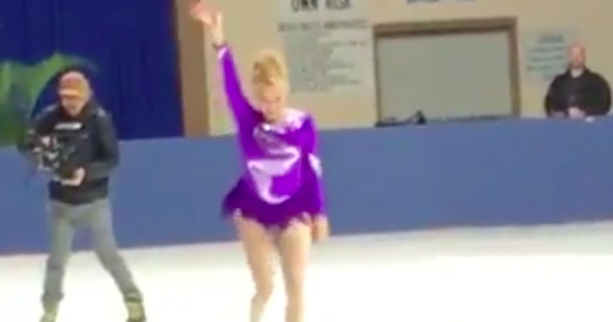 Margot Robbie shows off her ice-skating moves as Tonya Harding on the ...