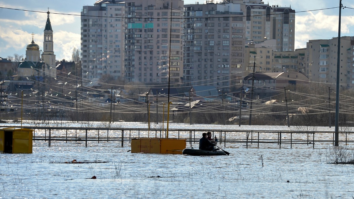 Przerwana tama na rzece Tom w Rosji. Kolejny region walczy z żywiołem ...