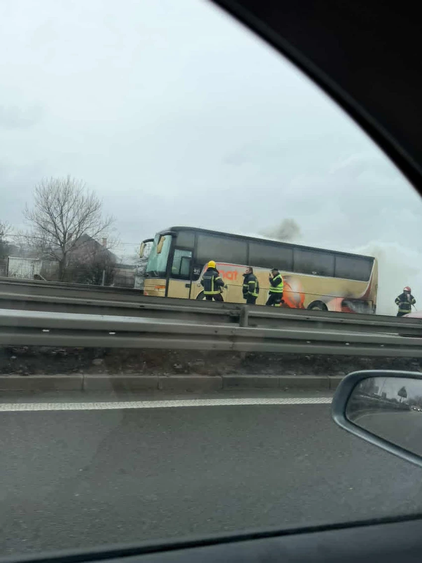 Gori autobus na auto-putu ka Nišu: Kulja dim iz njega, vatrogasci na ...