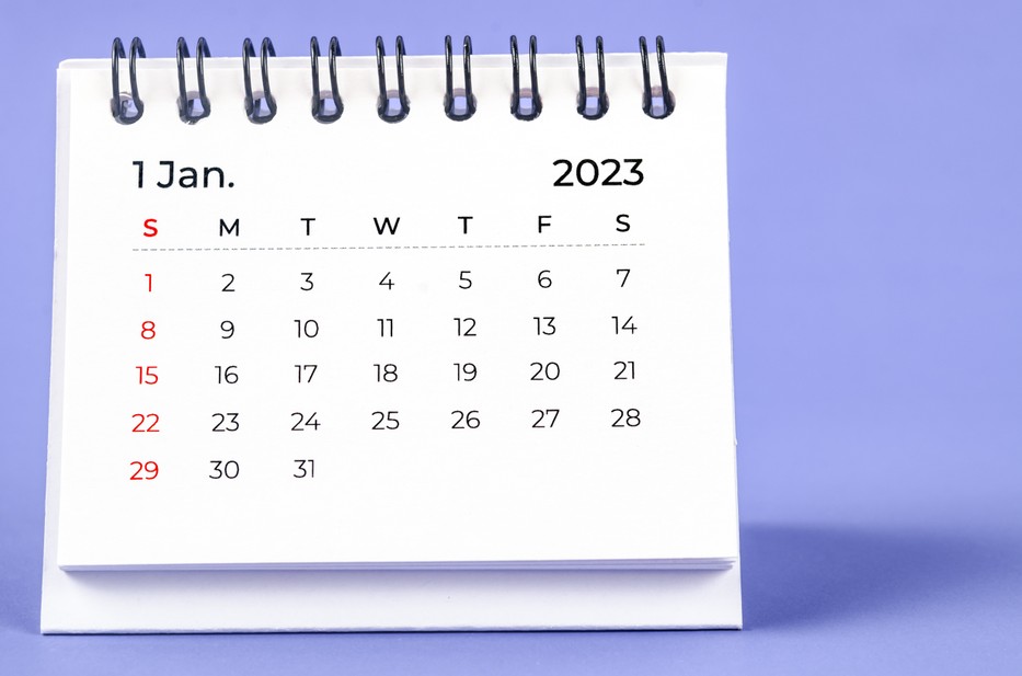 Itt a 2023-as naptár, mutatjuk a három- és négynapos hétvégéket ...