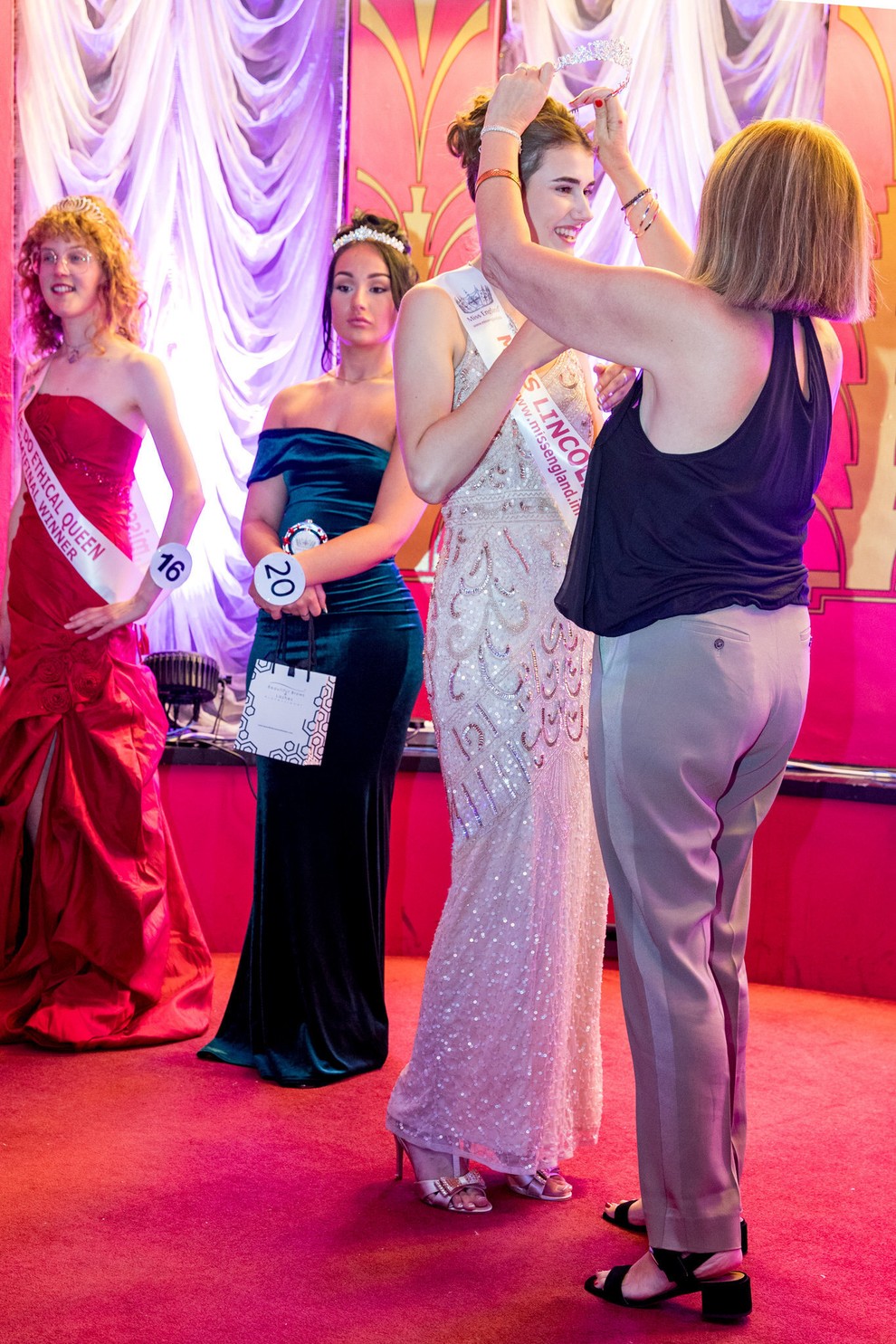 Miss Anglia döntőse tűzoltónak készül - Blikk