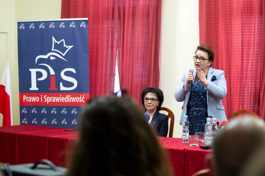 "Stan Wyjątkowy". Kaczyński przytula skazanego Bąkiewicza. Tusk uderza Giertychem. Ludzie ...