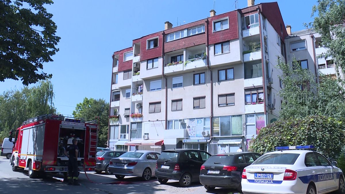 Prve slike sa lica mesta ispred zgrade u Jagodini gde muškarac preti samozbistvom - Blic