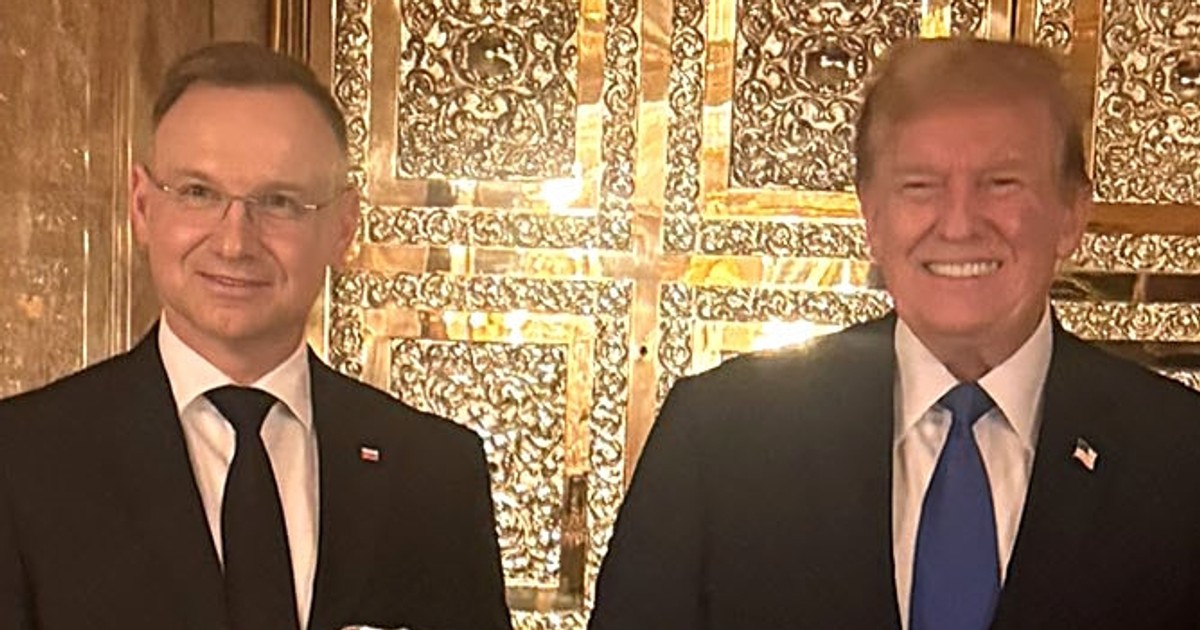 Duda i Trump zapozowali z tajemniczymi przedmiotami