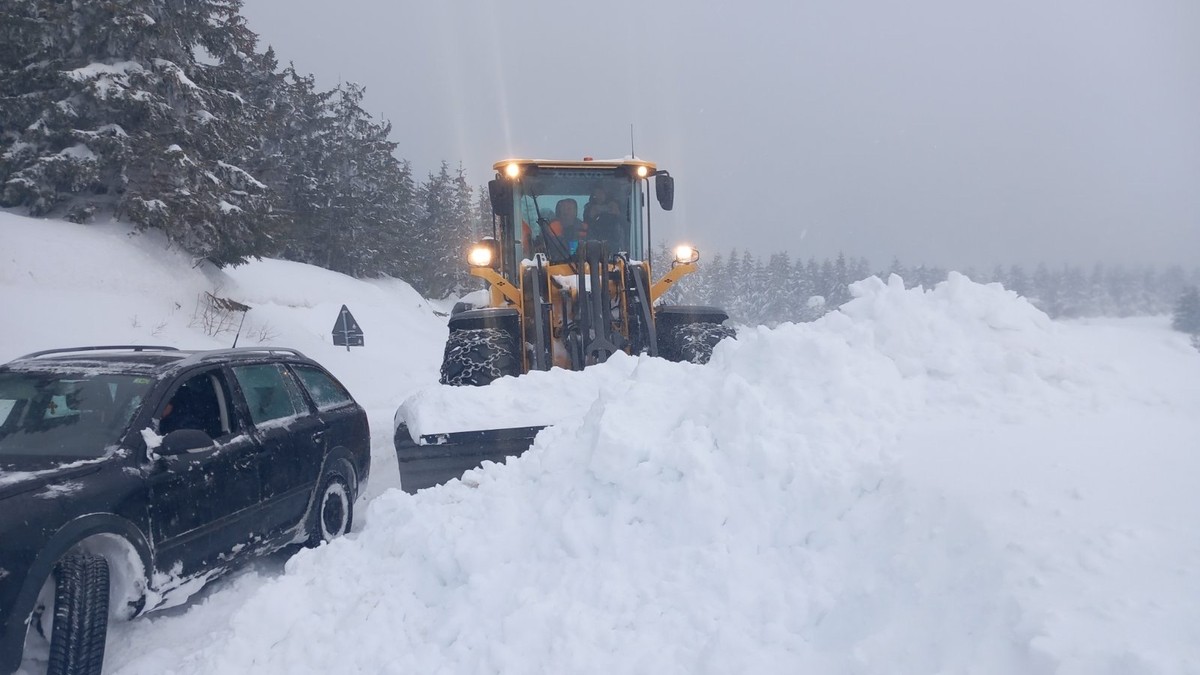Saobraćaj na putu ka Kopaoniku u prekidu, kolona na deonici od Useka do Jarma - Blic