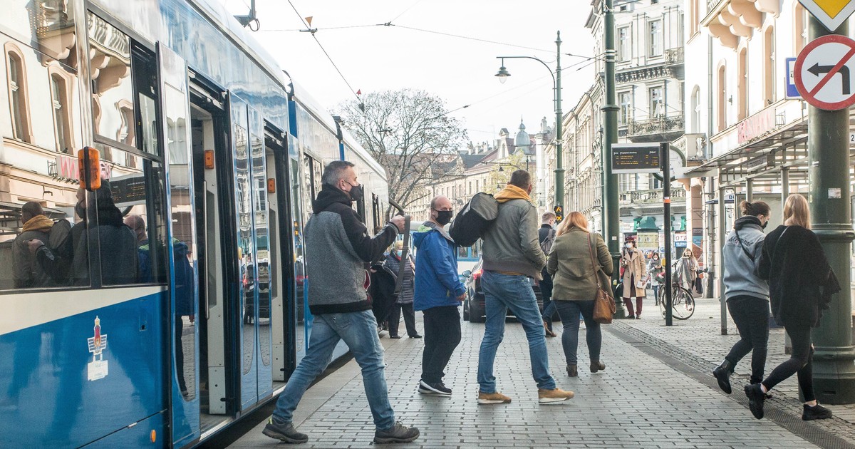 Koniec rozmów i muzyki w komunikacji miejskiej. Za głośnomówiący ...