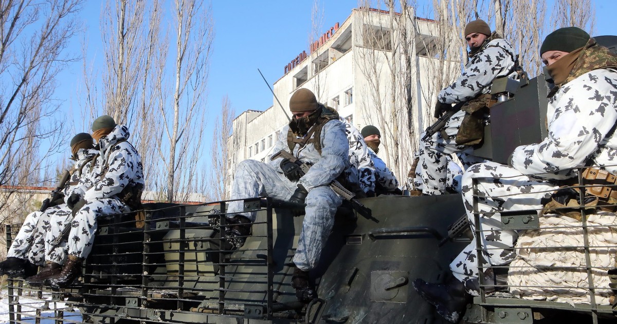 Ukrainian flag raised over Chernobyl nuclear plant after Russian troops ...