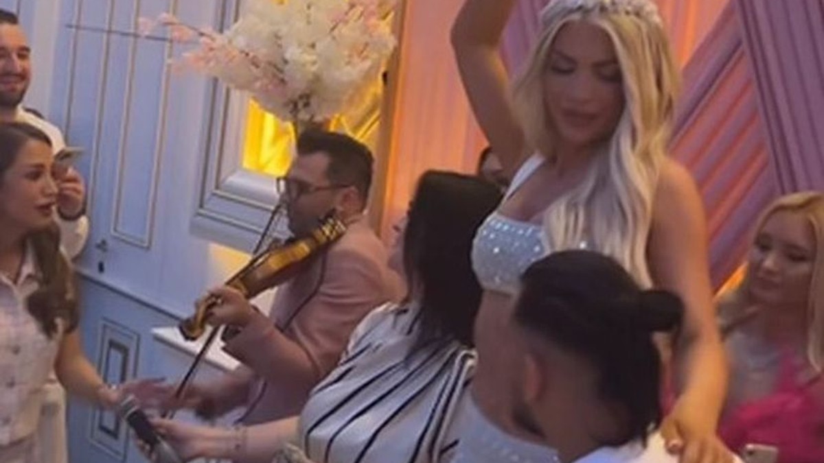 Milica Kemez izvela trbušni ples na svojoj svadbi: Grudi samo što ne ispadnu - Blic