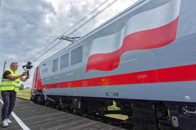 Newag pokazał nową lokomotywę elektryczną. Została w pełni ...