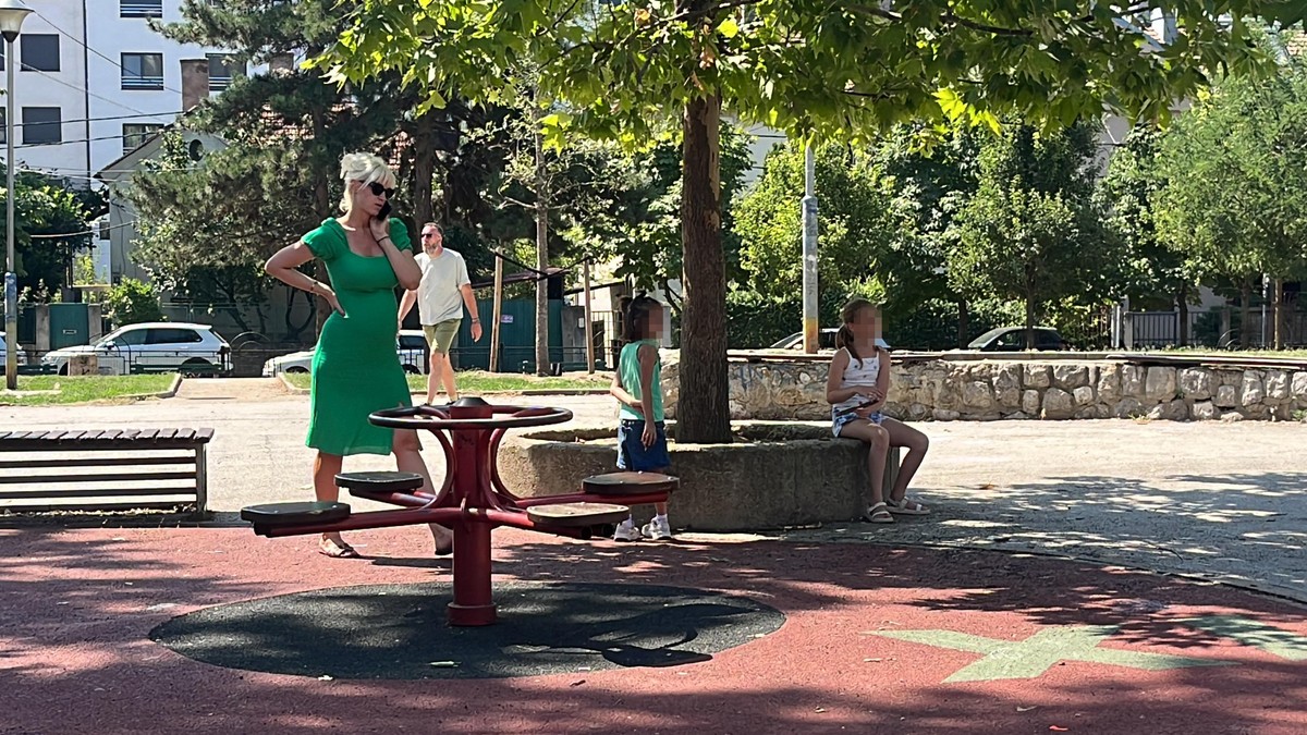 Anja Mit čeka dete sa Vladimirom Petrovićem, a komšije otkrivaju: Bili su na moru - Blic