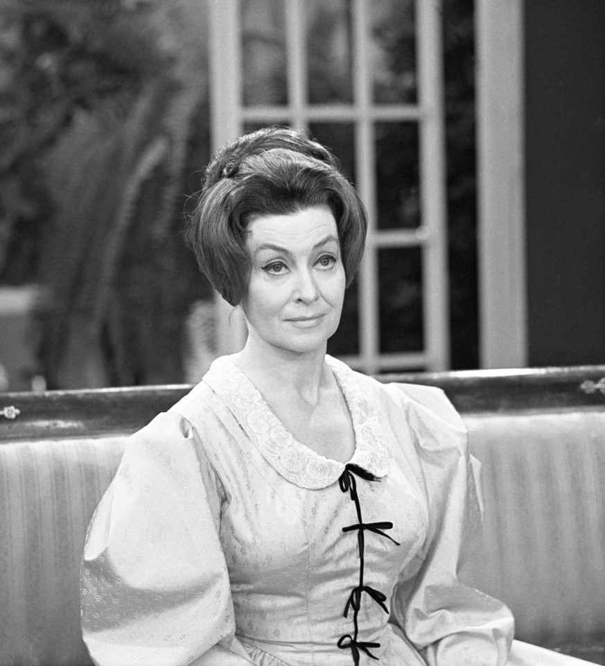 Legendy PRL. Nina Andrycz - dama polskich scen - Plejada.pl