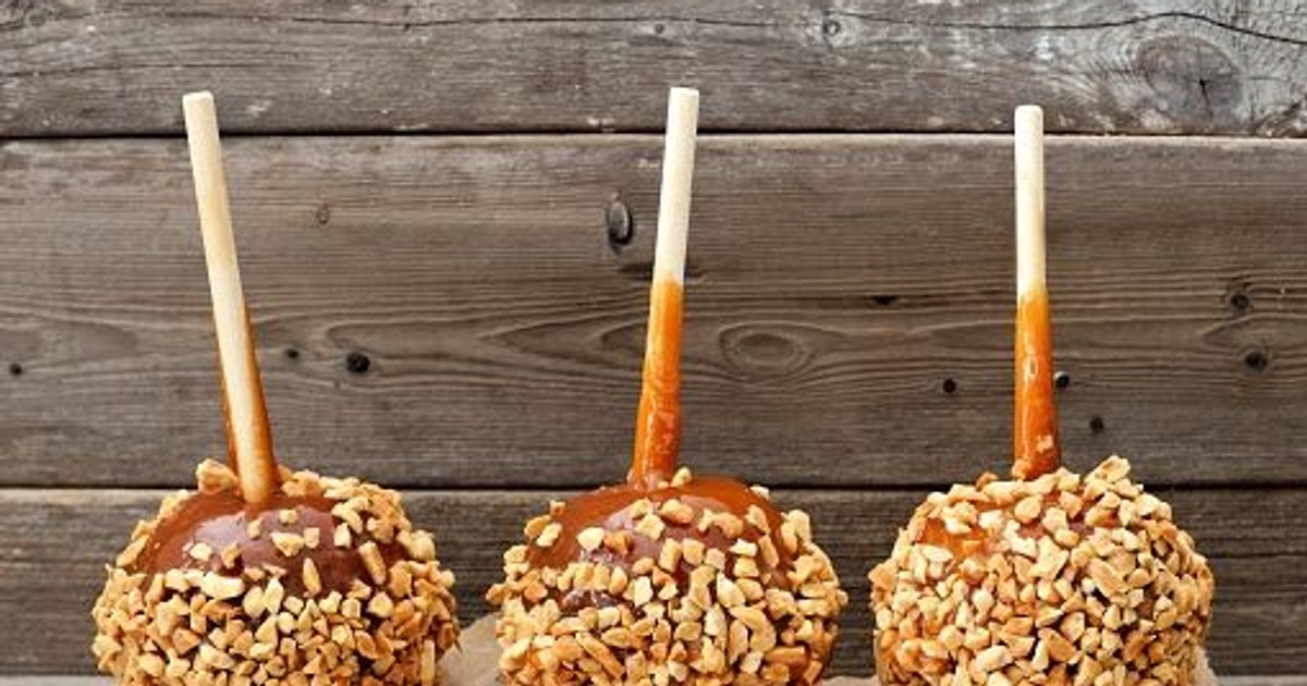 Jabłka w karmelu — przepis na candy apples, nie tylko na Halloween