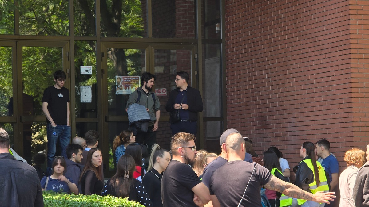 Grupa studenata u blokadi blokirala zgradu Bogoslovskog fakulteta u Beogradu - Blic