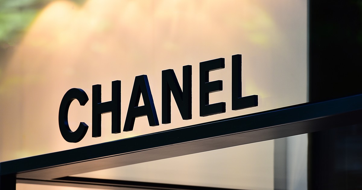 Bogaci Rosjanie robią zakupy w Dubaju. Marka Chanel i tam odmówiła im ...