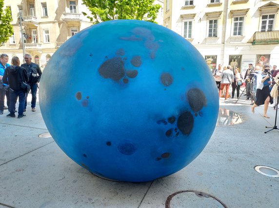 Gigantyczne jajo w centrum Warszawy. W środku słychać bicie serca ...