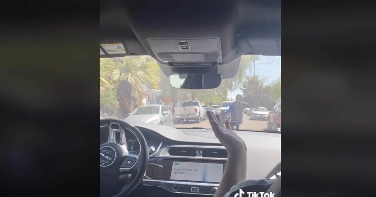 Video shows passengers in driverless car reacting to police officer ...