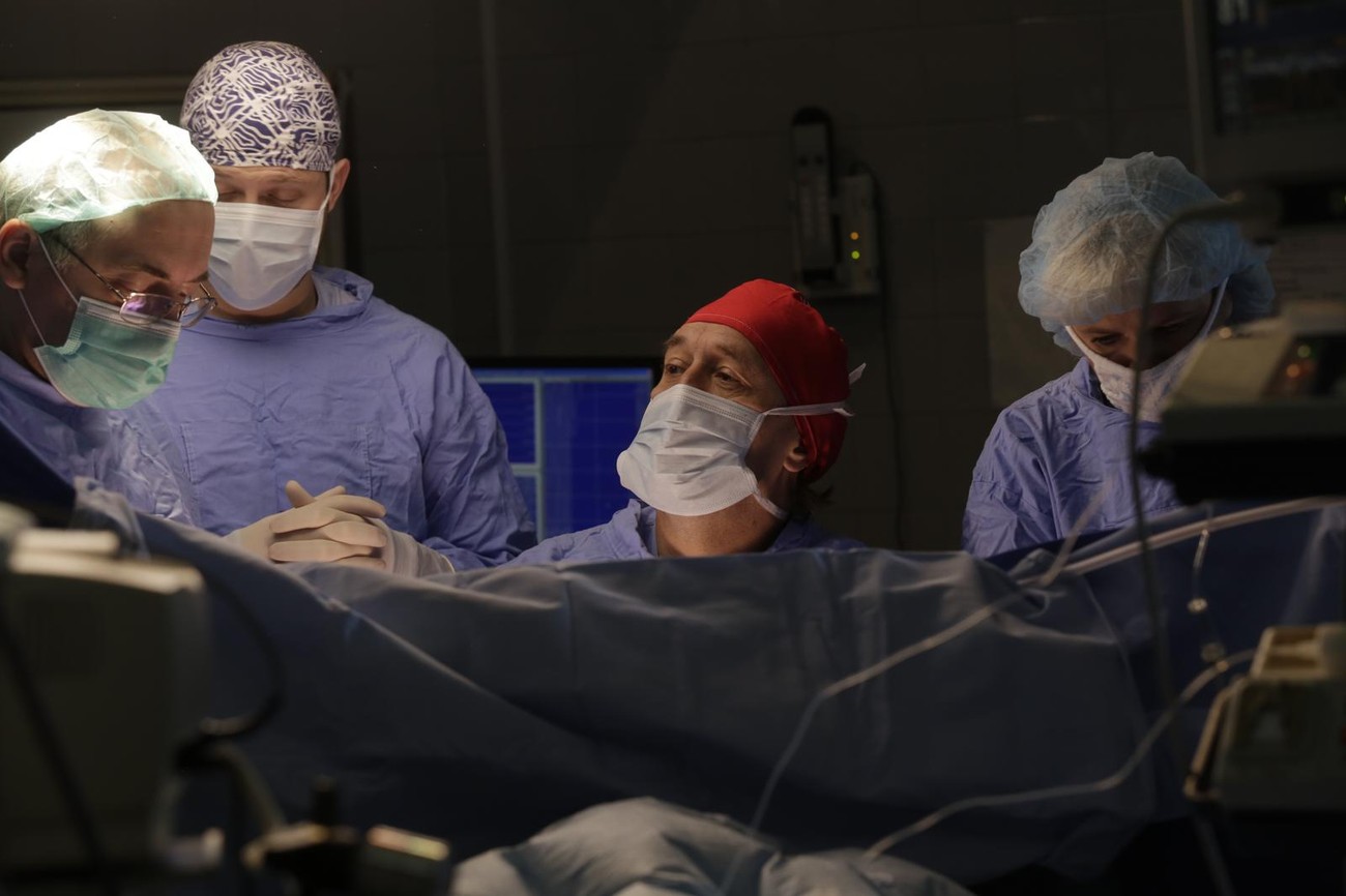 (VIDEO) OPERACIJA U BEOGRADU KAO NA FILMU Pacijent potpuno svestan dok ...