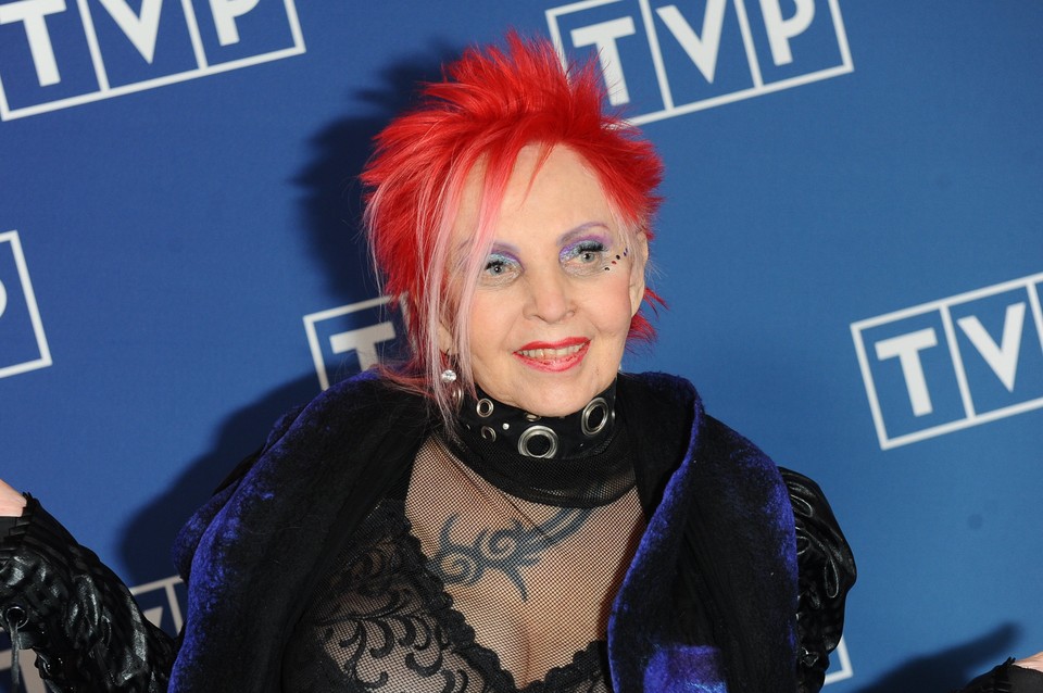 Tłumy dawno niewidzianych gwiazd. Przyszli na benefisie Bohdana Łazuki (ZDJĘCIA) - Plejada.pl