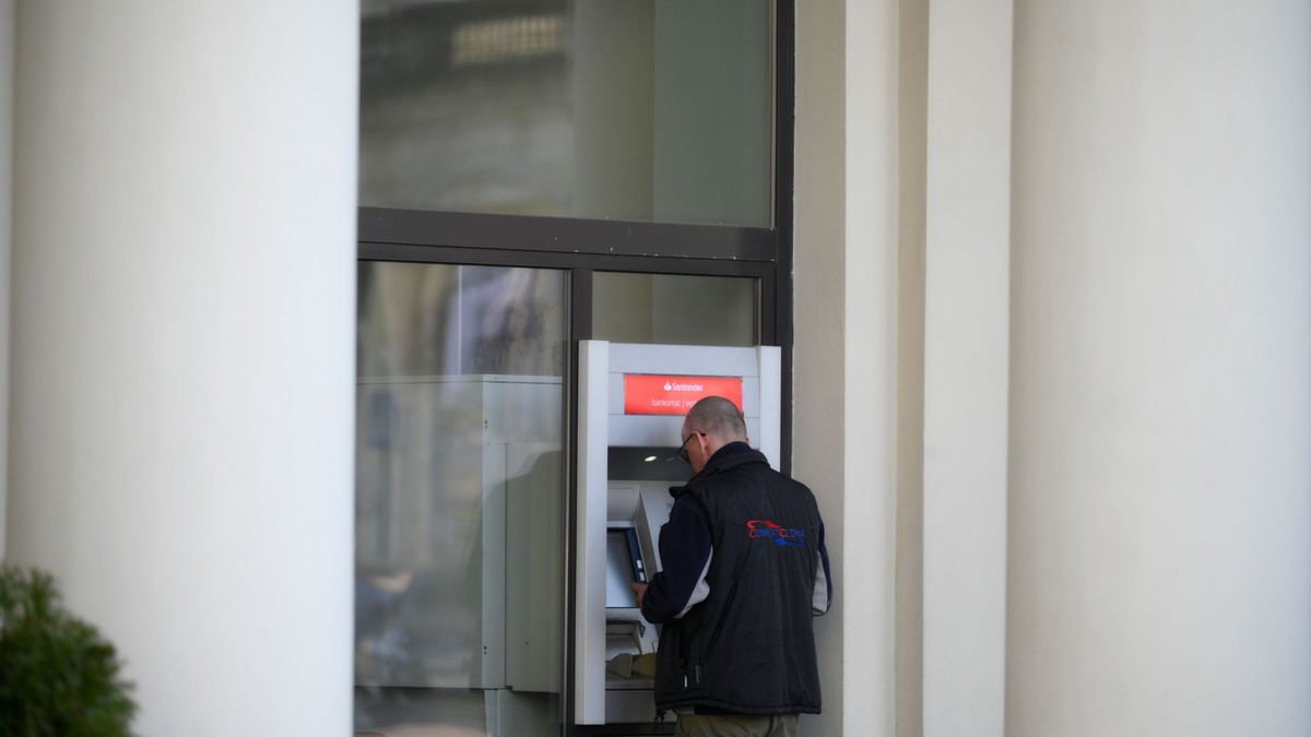 Čovek dobio SMS od banke i šokirao se: Na račun mu legla cifra da se ...