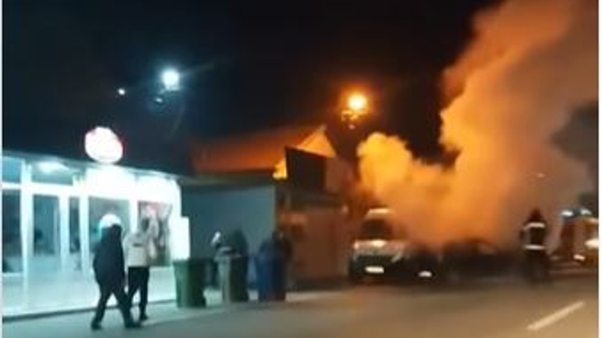 Nesreća u Sremčici: Kulja dim između kombija i automobila, policija i ...