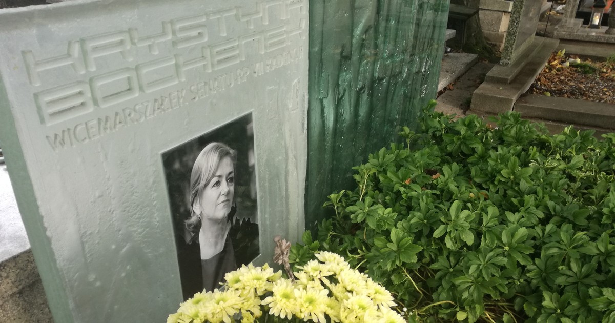 Ekshumowano ciało Krystyny Bochenek, która zginęła w katastrofie ...