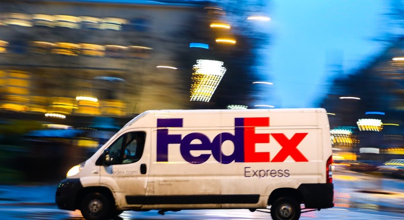 How to track a FedEx order online or contact FedEx for delivery issues ...