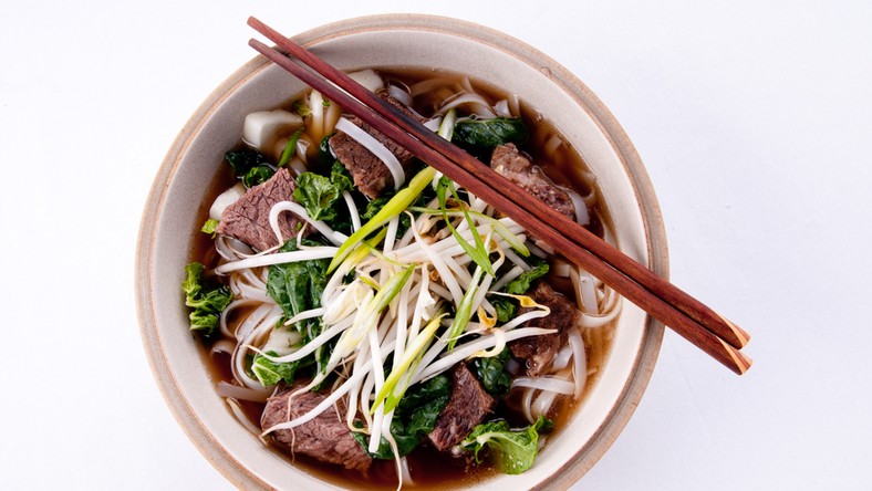 Zupa pho z wołowiną - przepis - Onet Gotowanie