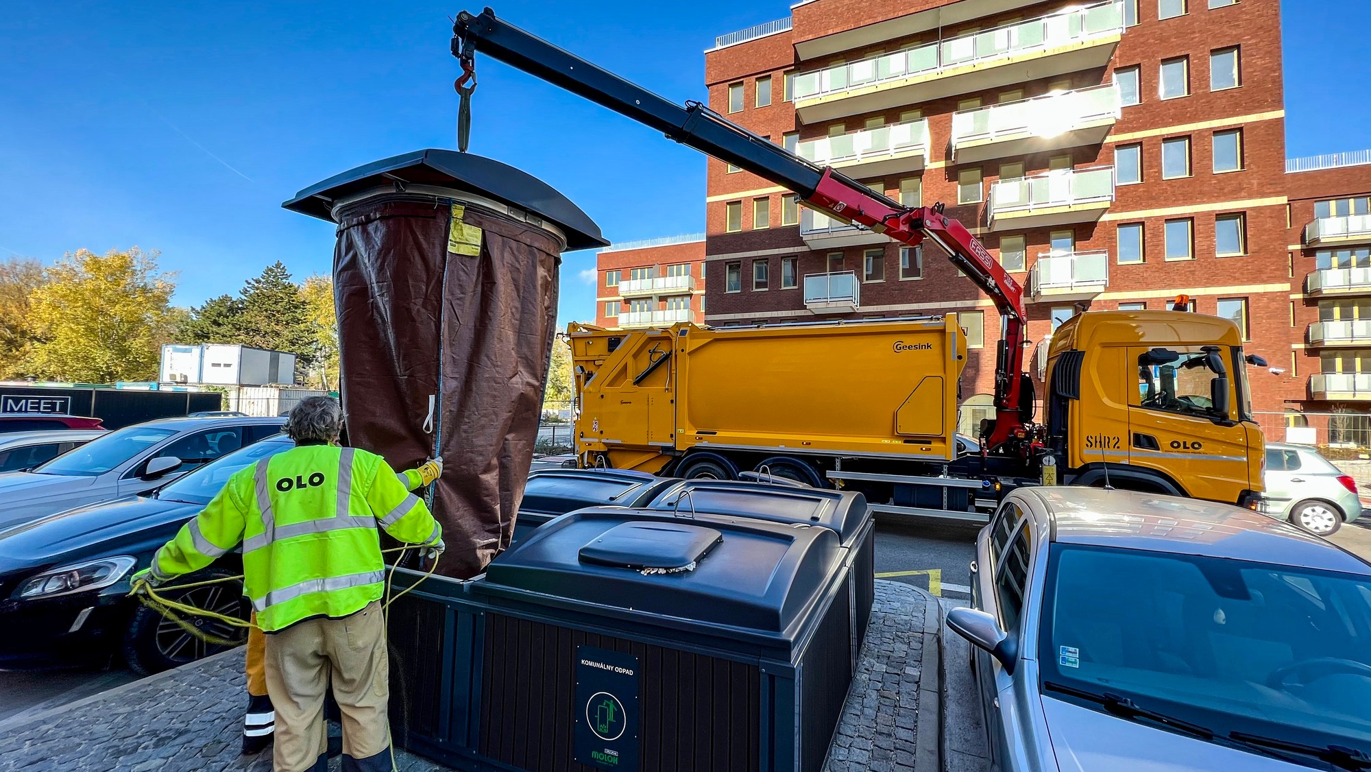 Horor v Bratislave: Pri odvoze papiera sa do lisovacej časti dostal muž ...
