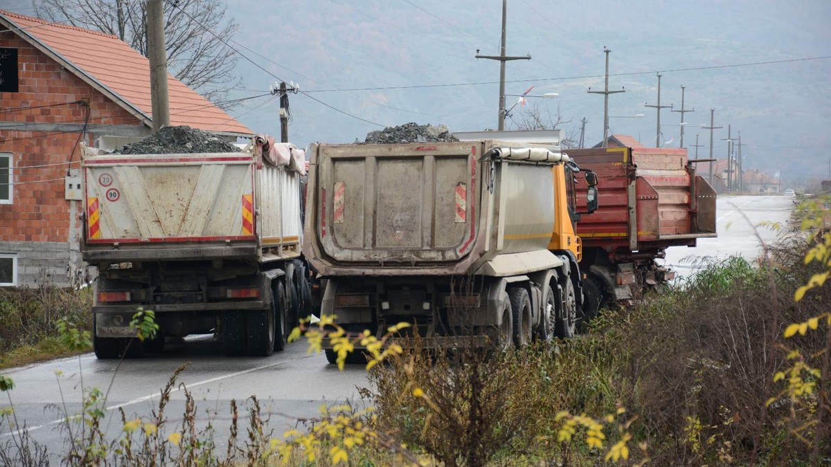 TRI ZAHTEVA Srbi na severu Kosova 14. dan na barikadama - Blic