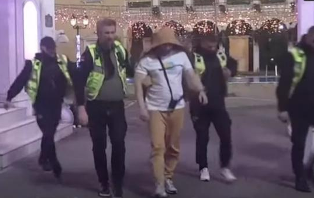 Zvezdan Slavnić izveden iz Zadruge nakon što je nasrnuo na Anu - Blic