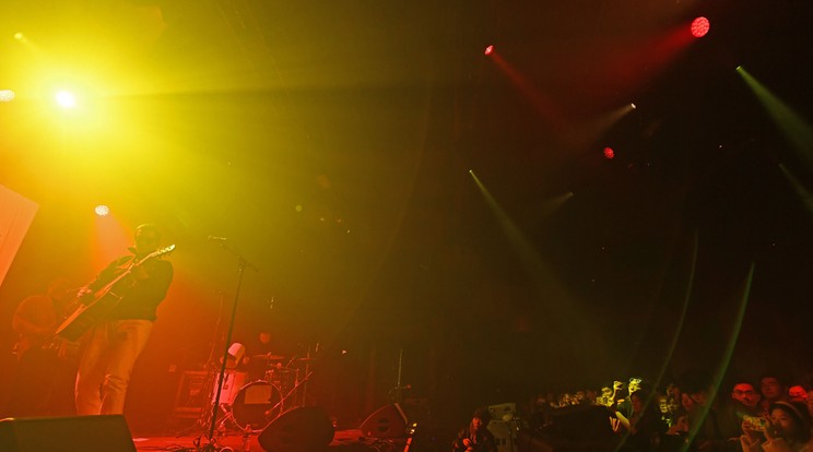 A legnagyobb színpadi bakik, videókon a sztárok legdurvább esései - Blikk